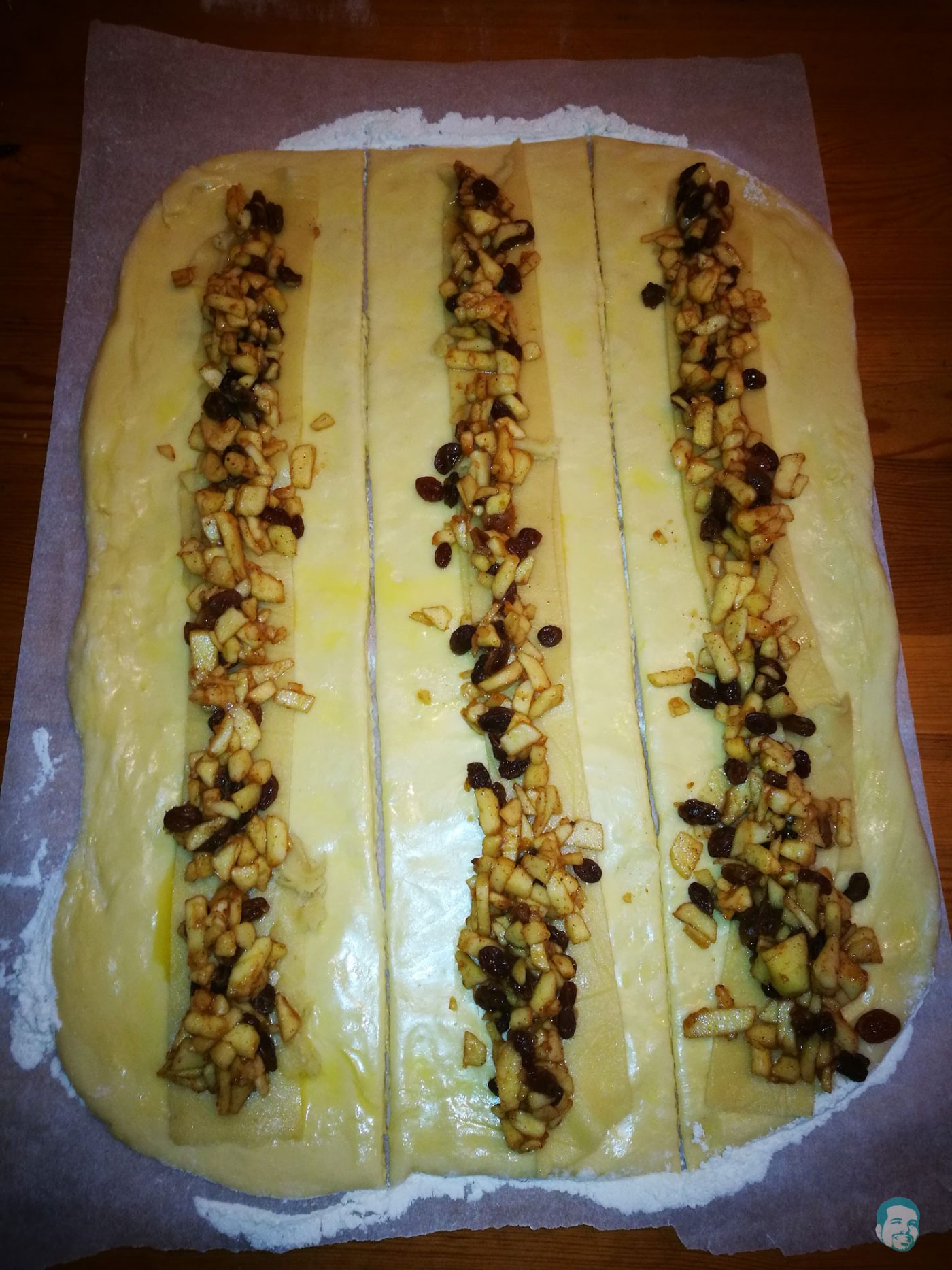 Striezel mit Apfelstrudelfuellung & Marzipan - Haunis Food Blog